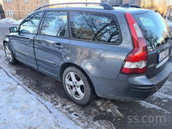 Pelēks Volvo V50 2005 Valmiera, ar dzinēja tilpumu 2.00 L un nobraukumu 261 tūkst. km par 1535 €, foto 2 vietnē AUTOMOTO.COM.LV