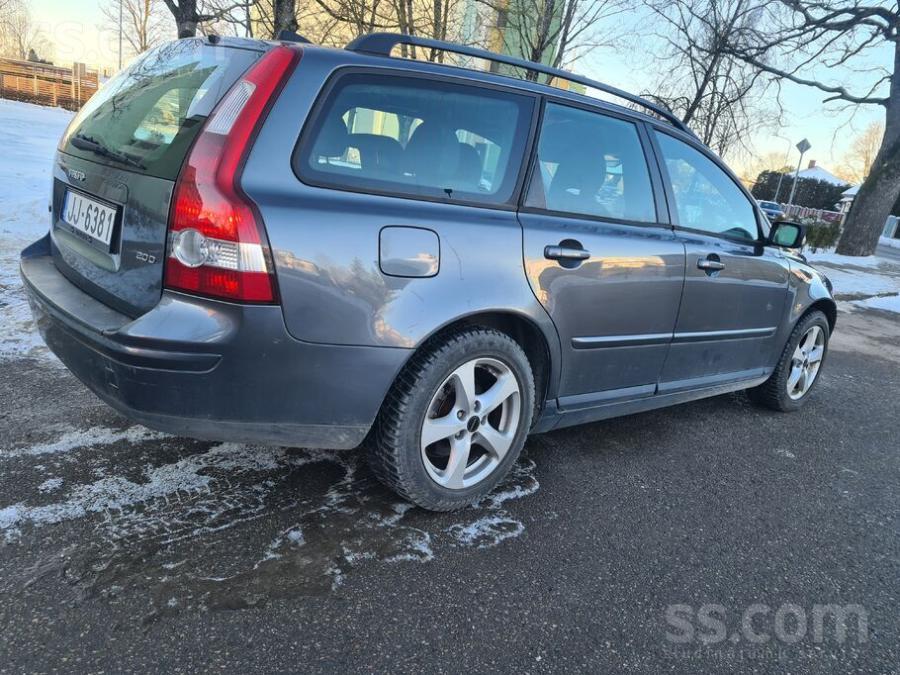 Grey Volvo V50 2005 in Valmiera, with an engine capacity of 2.00 L and mileage of 261 thousand km for 1535 €, photo 7 on AUTOMOTO.COM.LV