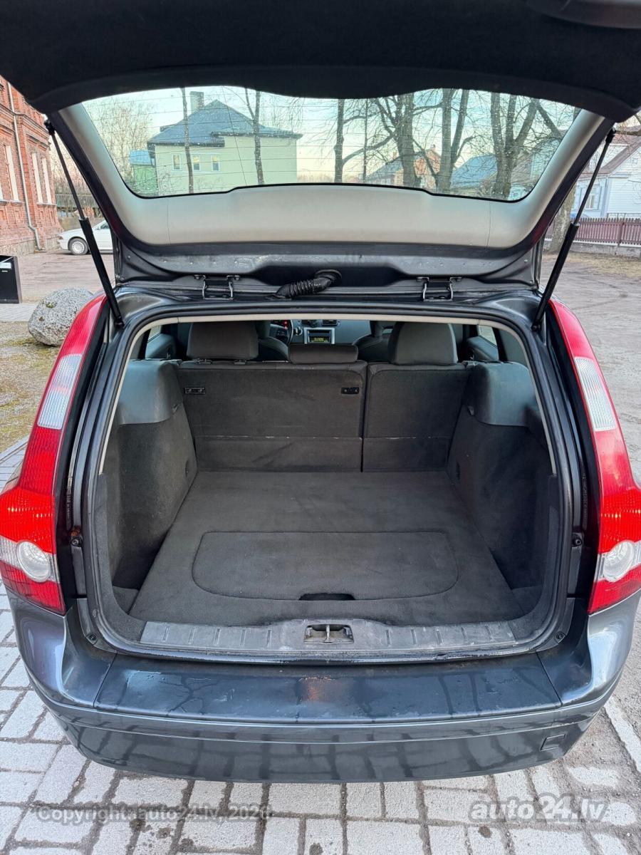 Pelēks Volvo V50 2005 Tartu, ar dzinēja tilpumu 1.60 L un nobraukumu 374 tūkst. km par 1999 €, foto 19 vietnē AUTOMOTO.COM.LV