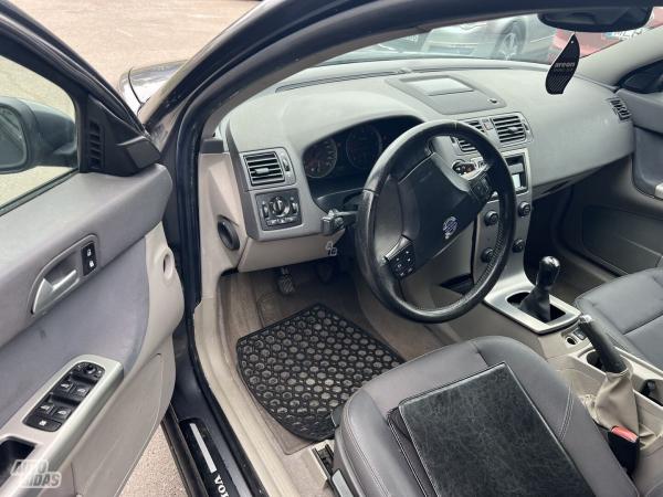 Grey Volvo V50 2005 in Siauliai, with an engine capacity of 2.00 L and mileage of 363 thousand km for 899 €, photo 10 on AUTOMOTO.COM.LV