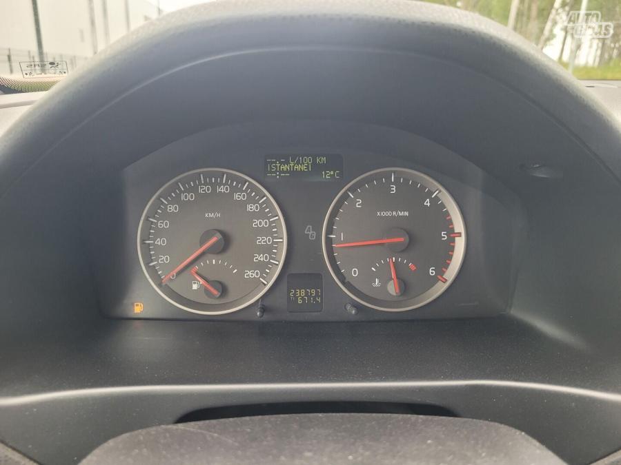 Grey Volvo V50 2005 in Vilnius, with an engine capacity of 2.00 L and mileage of 238 thousand km for 880 €, photo 15 on AUTOMOTO.COM.LV