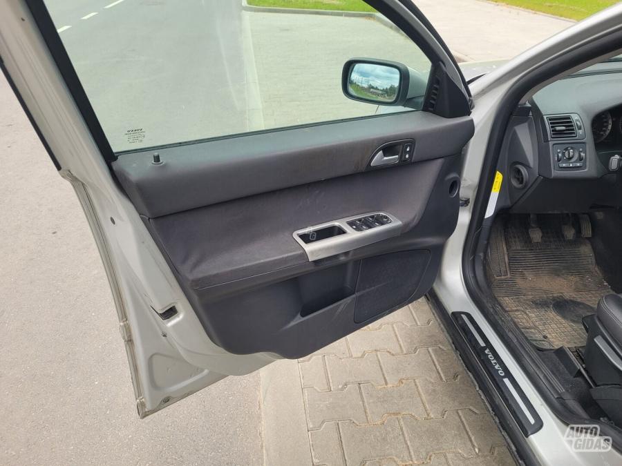Grey Volvo V50 2005 in Vilnius, with an engine capacity of 2.00 L and mileage of 238 thousand km for 880 €, photo 16 on AUTOMOTO.COM.LV