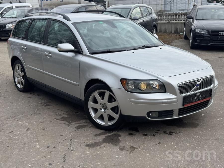 Grey Volvo V50 2005 in Riga, with an engine capacity of 2.40 L and mileage of 213 thousand km for 3350 €, photo 1 on AUTOMOTO.COM.LV