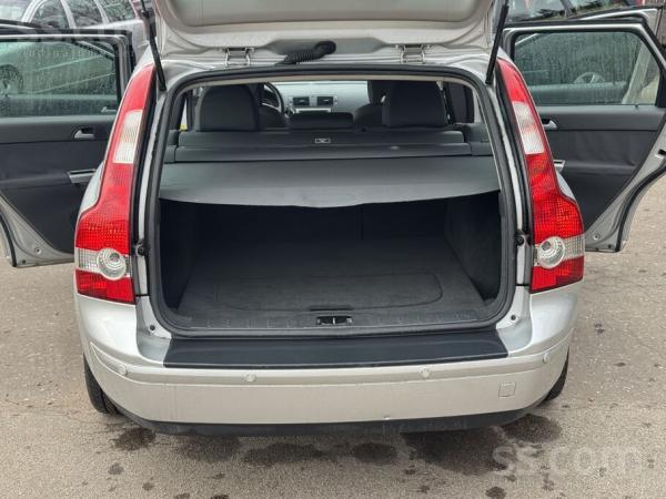 Grey Volvo V50 2005 in Riga, with an engine capacity of 2.40 L and mileage of 213 thousand km for 3350 €, photo 6 on AUTOMOTO.COM.LV
