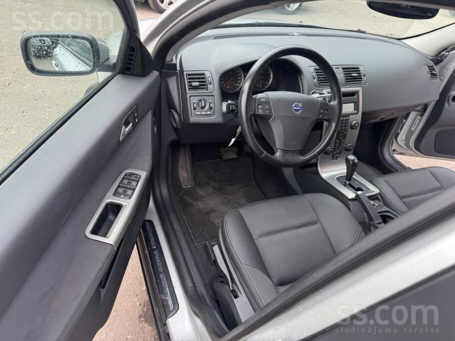 Grey Volvo V50 2005 in Riga, with an engine capacity of 2.40 L and mileage of 213 thousand km for 3350 €, photo 10 on AUTOMOTO.COM.LV
