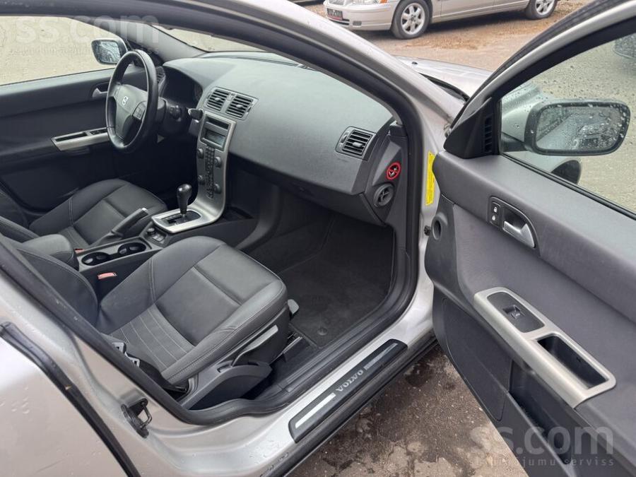 Grey Volvo V50 2005 in Riga, with an engine capacity of 2.40 L and mileage of 213 thousand km for 3350 €, photo 17 on AUTOMOTO.COM.LV
