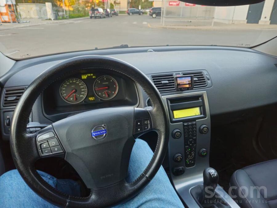 Pelēks Volvo V50 2005 Rīga, ar dzinēja tilpumu 1.60 L un nobraukumu 351 tūkst. km par 2000 €, foto 12 vietnē AUTOMOTO.COM.LV