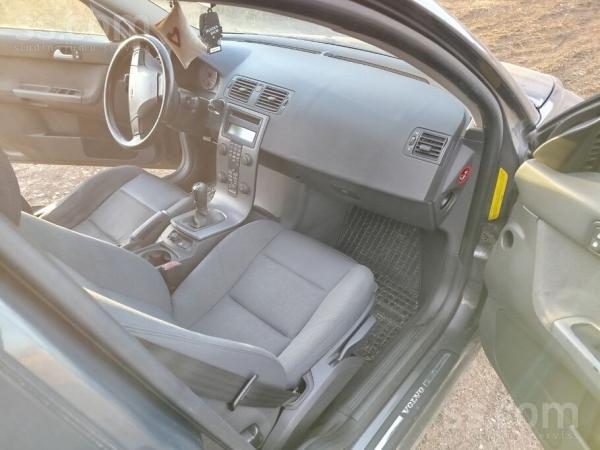 Grey Volvo V50 2005 in Jelgava, with an engine capacity of 2.00 L and mileage of 294 thousand km for 1500 €, photo 9 on AUTOMOTO.COM.LV