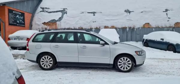 Grey Volvo V50 2005 in Valmiera, with an engine capacity of 2.00 L and mileage of 415 thousand km for 1500 €, photo 2 on AUTOMOTO.COM.LV