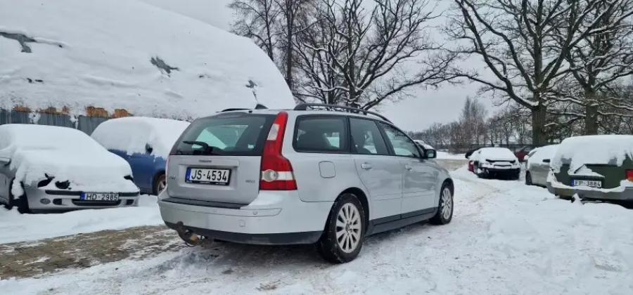 Pelēks Volvo V50 2005 Valmiera, ar dzinēja tilpumu 2.00 L un nobraukumu 415 tūkst. km par 1500 €, foto 4 vietnē AUTOMOTO.COM.LV