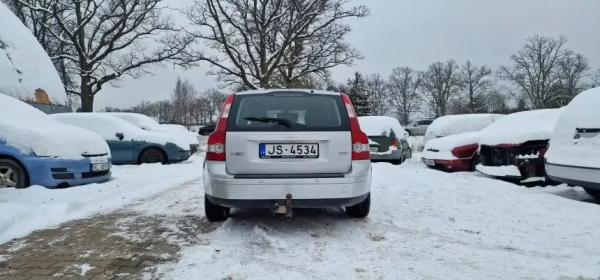 Grey Volvo V50 2005 in Valmiera, with an engine capacity of 2.00 L and mileage of 415 thousand km for 1500 €, photo 4 on AUTOMOTO.COM.LV