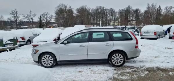 Grey Volvo V50 2005 in Valmiera, with an engine capacity of 2.00 L and mileage of 415 thousand km for 1500 €, photo 6 on AUTOMOTO.COM.LV