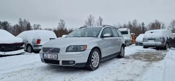 Grey Volvo V50 2005 in Valmiera, with an engine capacity of 2.00 L and mileage of 415 thousand km for 1500 €, photo 7 on AUTOMOTO.COM.LV