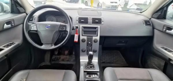 Grey Volvo V50 2005 in Valmiera, with an engine capacity of 2.00 L and mileage of 415 thousand km for 1500 €, photo 9 on AUTOMOTO.COM.LV