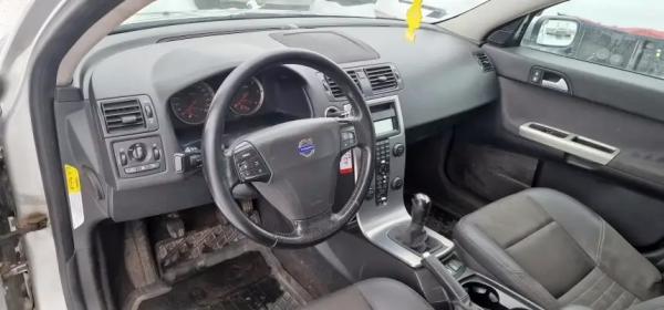Grey Volvo V50 2005 in Valmiera, with an engine capacity of 2.00 L and mileage of 415 thousand km for 1500 €, photo 10 on AUTOMOTO.COM.LV