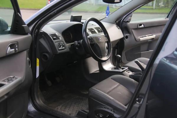 Pelēks Volvo V50 2005 Rīga, ar dzinēja tilpumu 2.00 L un nobraukumu 369 tūkst. km par 1490 €, foto 7 vietnē AUTOMOTO.COM.LV