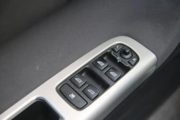 Pelēks Volvo V50 2005 Rīga, ar dzinēja tilpumu 2.00 L un nobraukumu 369 tūkst. km par 1490 €, foto 8 vietnē AUTOMOTO.COM.LV