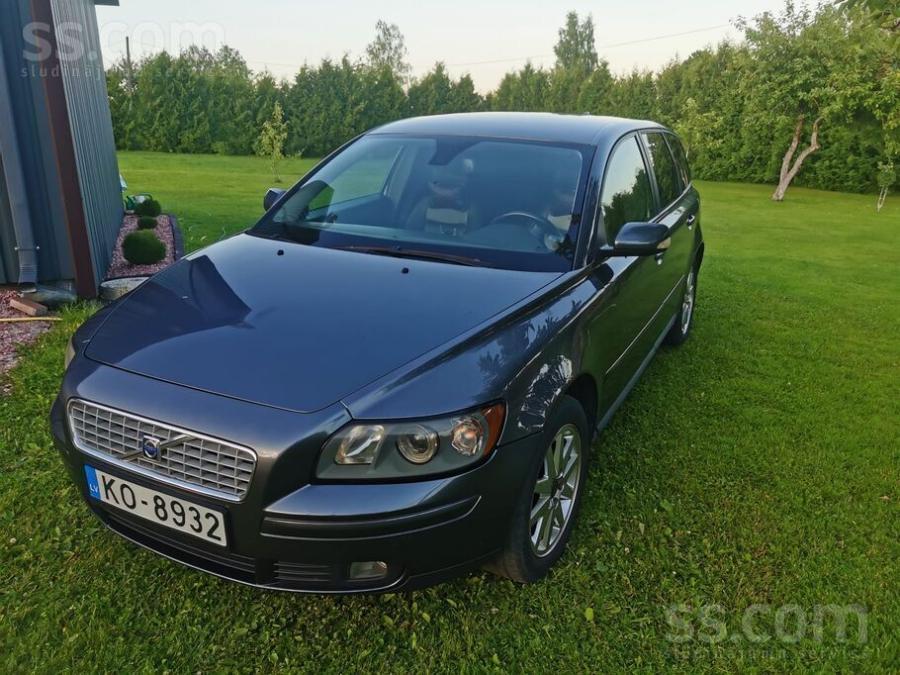 Grey Volvo V50 2005 in Riga, with an engine capacity of 2.00 L and mileage of 279 thousand km for 2550 €, photo 1 on AUTOMOTO.COM.LV