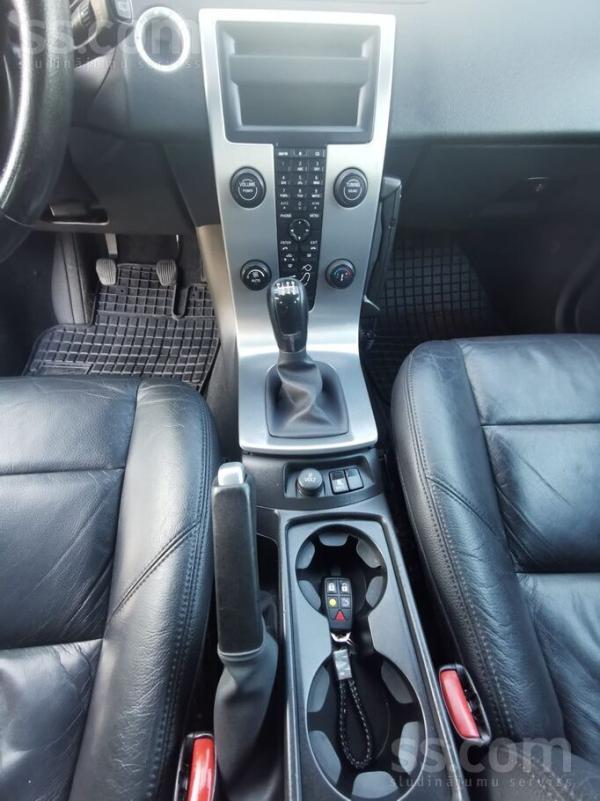 Grey Volvo V50 2005 in Riga, with an engine capacity of 2.00 L and mileage of 279 thousand km for 2550 €, photo 5 on AUTOMOTO.COM.LV