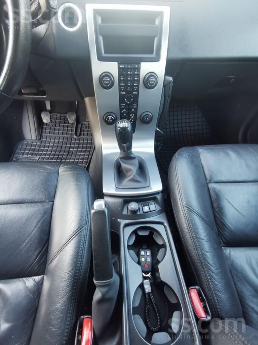 Grey Volvo V50 2005 in Riga, with an engine capacity of 2.00 L and mileage of 279 thousand km for 2550 €, photo 6 on AUTOMOTO.COM.LV