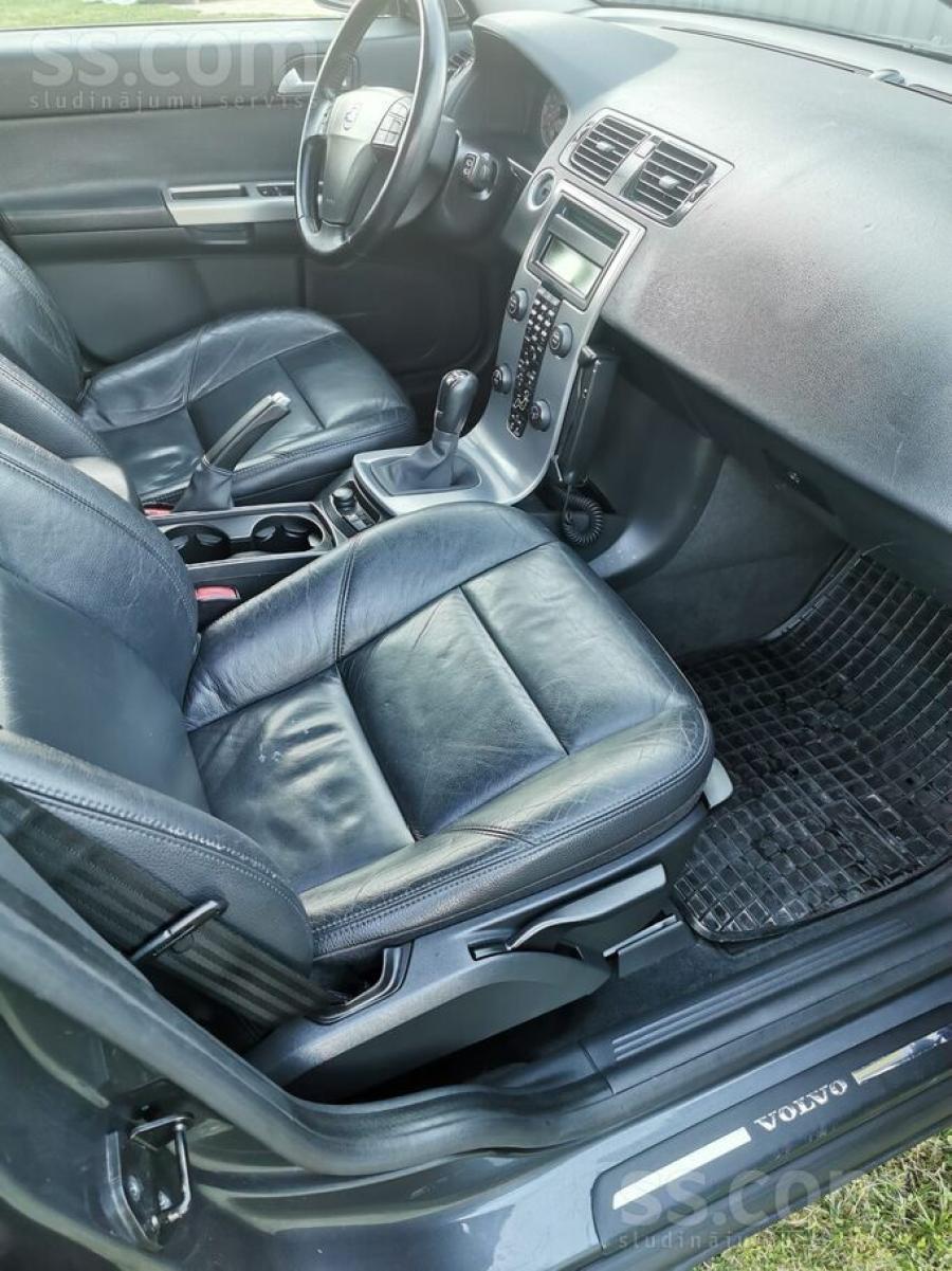 Grey Volvo V50 2005 in Riga, with an engine capacity of 2.00 L and mileage of 279 thousand km for 2550 €, photo 8 on AUTOMOTO.COM.LV