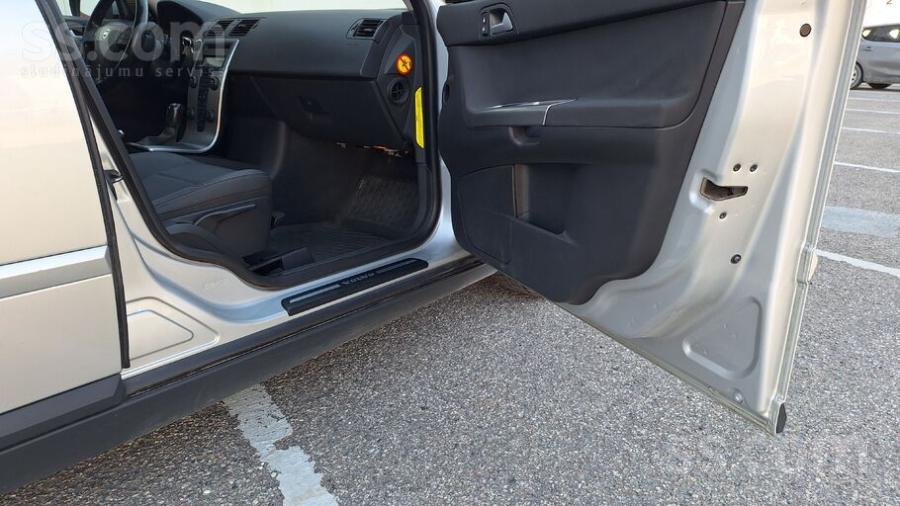 Pelēks Volvo V50 2005 Rīga, ar dzinēja tilpumu 2.00 L un nobraukumu 379 tūkst. km par 1200 €, foto 27 vietnē AUTOMOTO.COM.LV