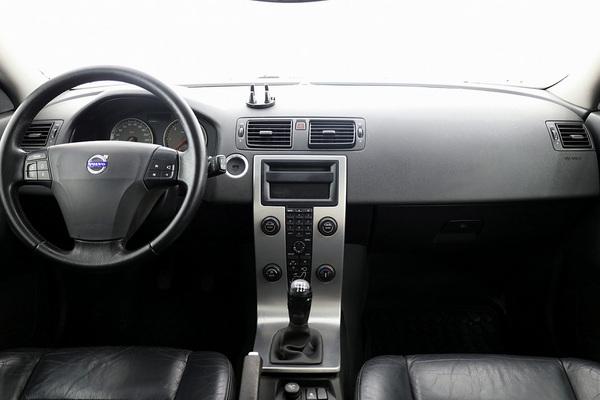 Pelēks Volvo V50 2005 Tallina, ar dzinēja tilpumu 2.00 L un nobraukumu 222 tūkst. km par 1699 €, foto 5 vietnē AUTOMOTO.COM.LV