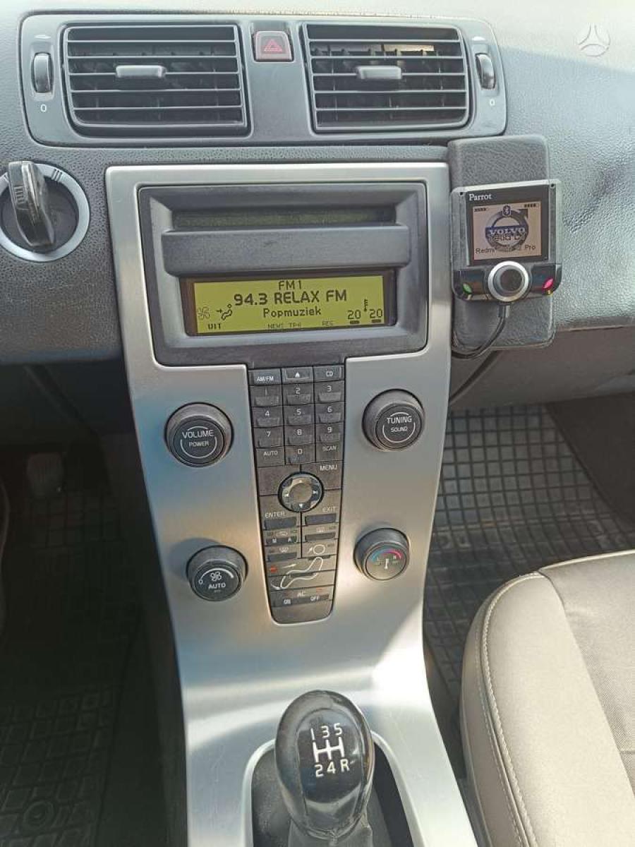 Grey Volvo V50 2005 in Druskininkai, with an engine capacity of 1.56 L and mileage of 387 thousand km for 1450 €, photo 17 on AUTOMOTO.COM.LV