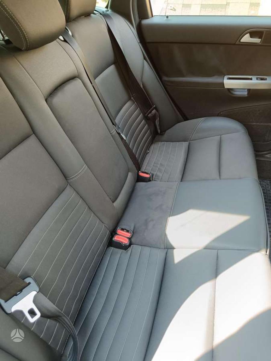 Grey Volvo V50 2005 in Druskininkai, with an engine capacity of 1.56 L and mileage of 387 thousand km for 1450 €, photo 24 on AUTOMOTO.COM.LV