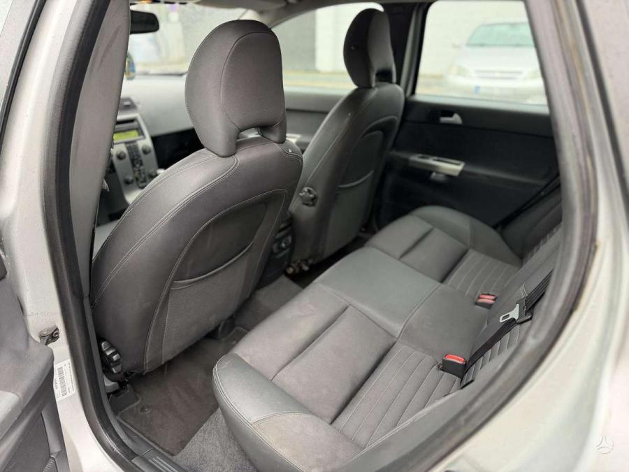 Grey Volvo V50 2005 in Kaunas, with an engine capacity of 2.00 L and mileage of 280 thousand km for 1450 €, photo 13 on AUTOMOTO.COM.LV