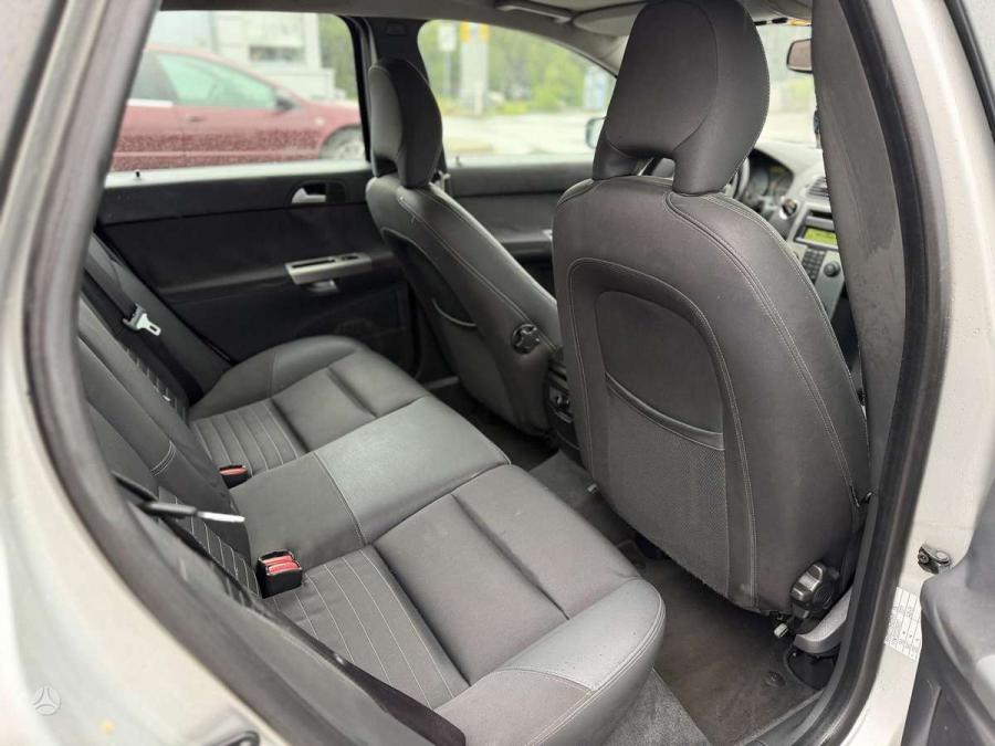 Grey Volvo V50 2005 in Kaunas, with an engine capacity of 2.00 L and mileage of 280 thousand km for 1450 €, photo 14 on AUTOMOTO.COM.LV
