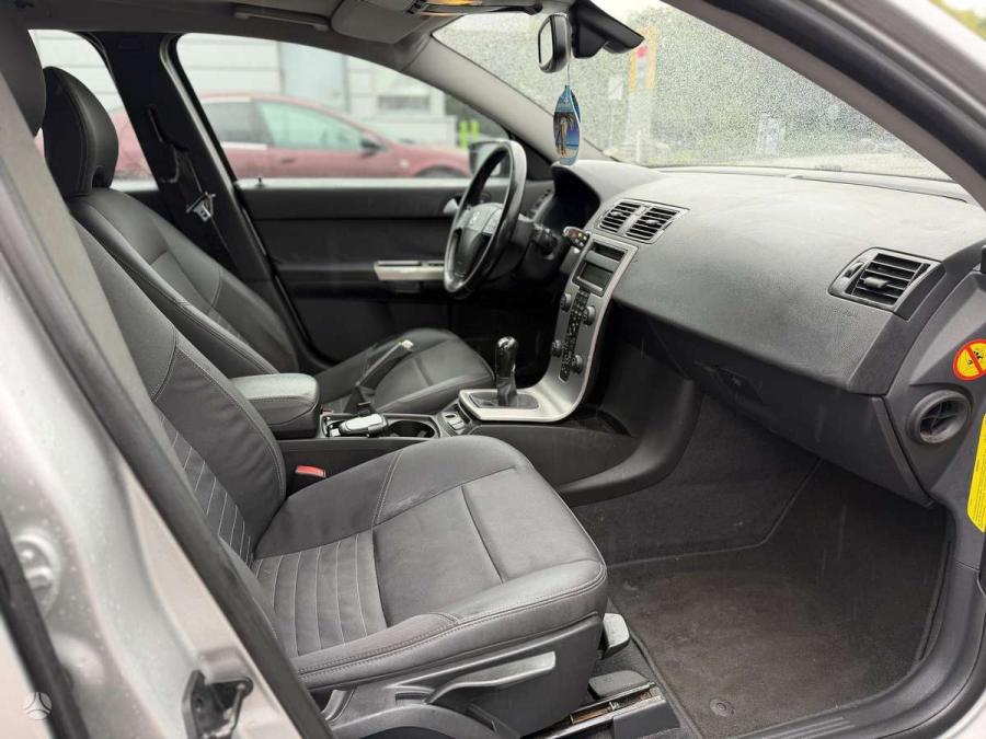 Grey Volvo V50 2005 in Kaunas, with an engine capacity of 2.00 L and mileage of 280 thousand km for 1450 €, photo 15 on AUTOMOTO.COM.LV