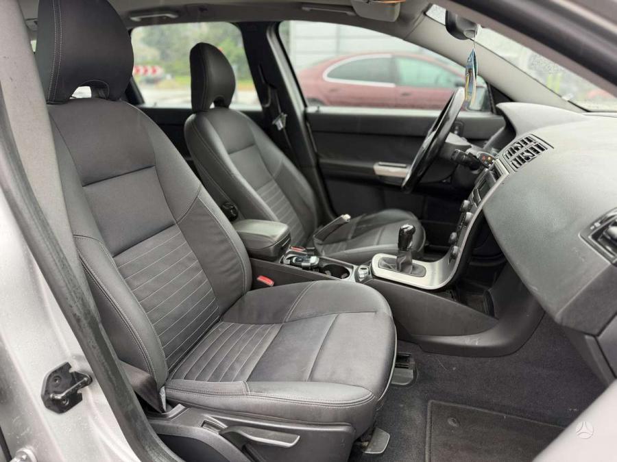 Grey Volvo V50 2005 in Kaunas, with an engine capacity of 2.00 L and mileage of 280 thousand km for 1450 €, photo 16 on AUTOMOTO.COM.LV
