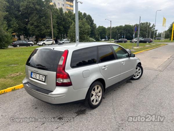 Pelēks Volvo V50 2005 Tallina, ar dzinēja tilpumu 1.60 L un nobraukumu 349 tūkst. km par 999 €, foto 4 vietnē AUTOMOTO.COM.LV