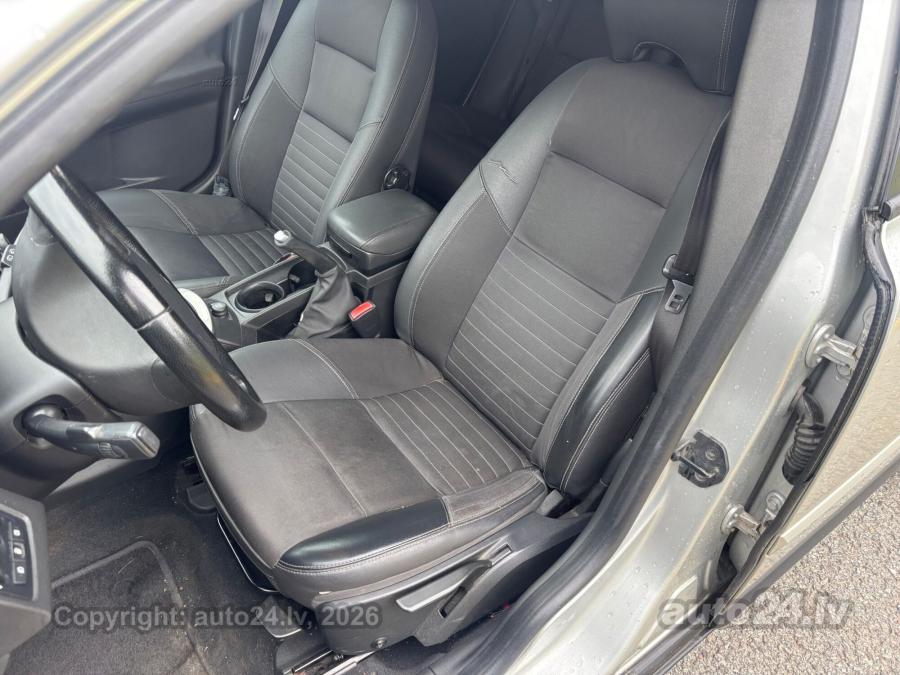 Pelēks Volvo V50 2005 Tallina, ar dzinēja tilpumu 1.60 L un nobraukumu 349 tūkst. km par 999 €, foto 11 vietnē AUTOMOTO.COM.LV