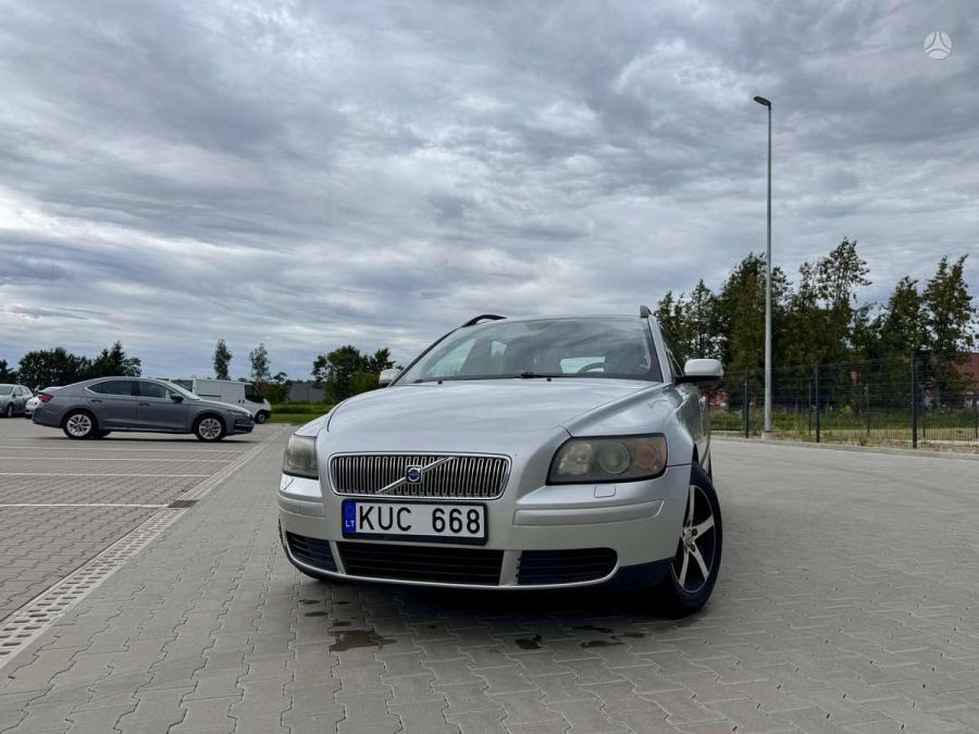 Grey Volvo V50 2005 in Panevezys, with an engine capacity of 1.80 L and mileage of 299 thousand km for 1150 €, photo 1 on AUTOMOTO.COM.LV