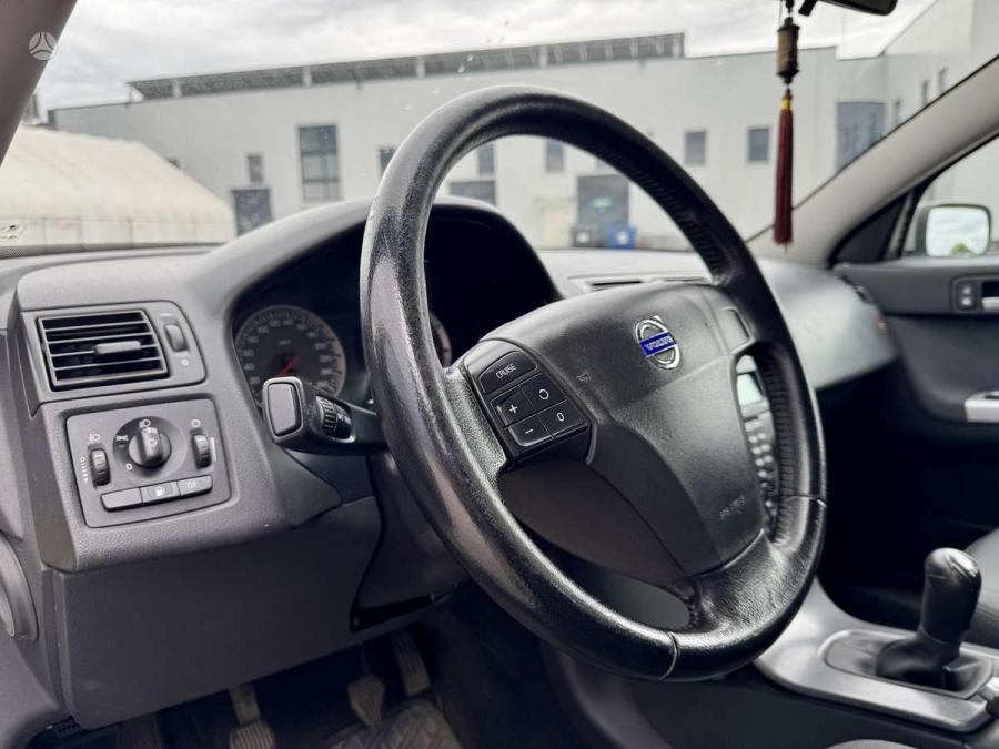 Grey Volvo V50 2005 in Panevezys, with an engine capacity of 1.80 L and mileage of 299 thousand km for 1150 €, photo 12 on AUTOMOTO.COM.LV