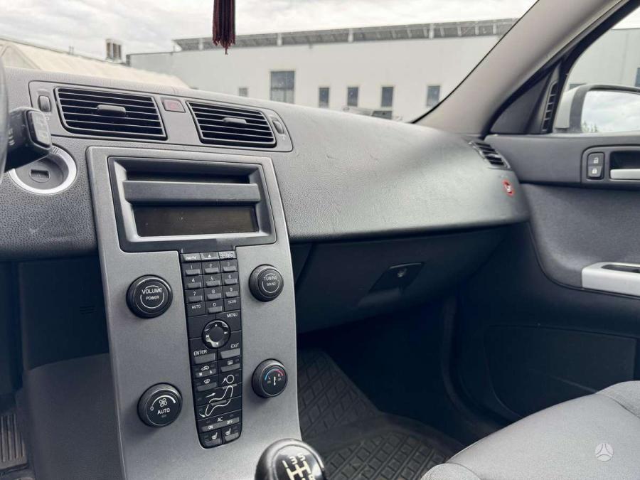 Grey Volvo V50 2005 in Panevezys, with an engine capacity of 1.80 L and mileage of 299 thousand km for 1150 €, photo 13 on AUTOMOTO.COM.LV
