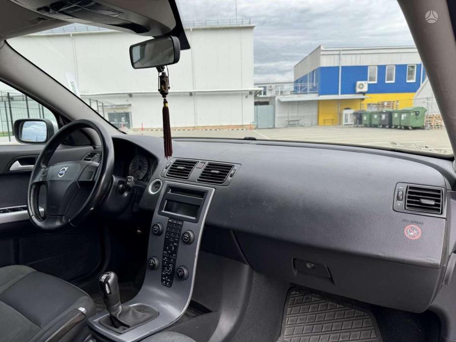 Grey Volvo V50 2005 in Panevezys, with an engine capacity of 1.80 L and mileage of 299 thousand km for 1150 €, photo 14 on AUTOMOTO.COM.LV