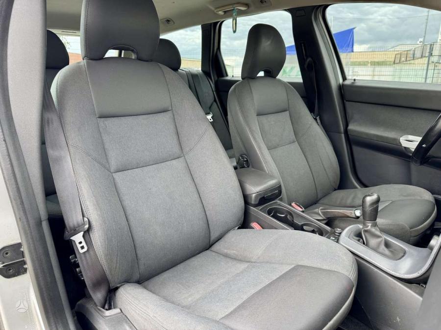 Grey Volvo V50 2005 in Panevezys, with an engine capacity of 1.80 L and mileage of 299 thousand km for 1150 €, photo 16 on AUTOMOTO.COM.LV