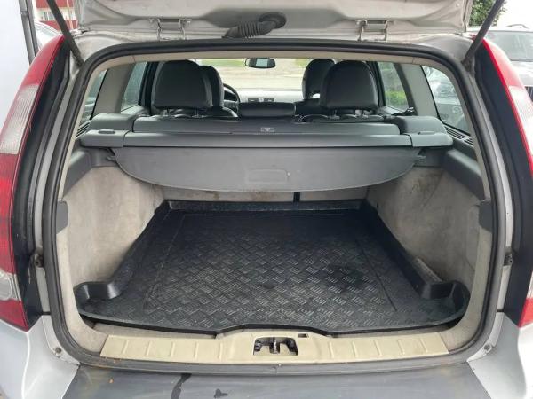 Grey Volvo V50 2005 in Talsi, with an engine capacity of 1.60 L and mileage of 353 thousand km for 950 €, photo 5 on AUTOMOTO.COM.LV