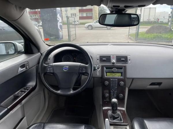 Grey Volvo V50 2005 in Talsi, with an engine capacity of 1.60 L and mileage of 353 thousand km for 950 €, photo 6 on AUTOMOTO.COM.LV