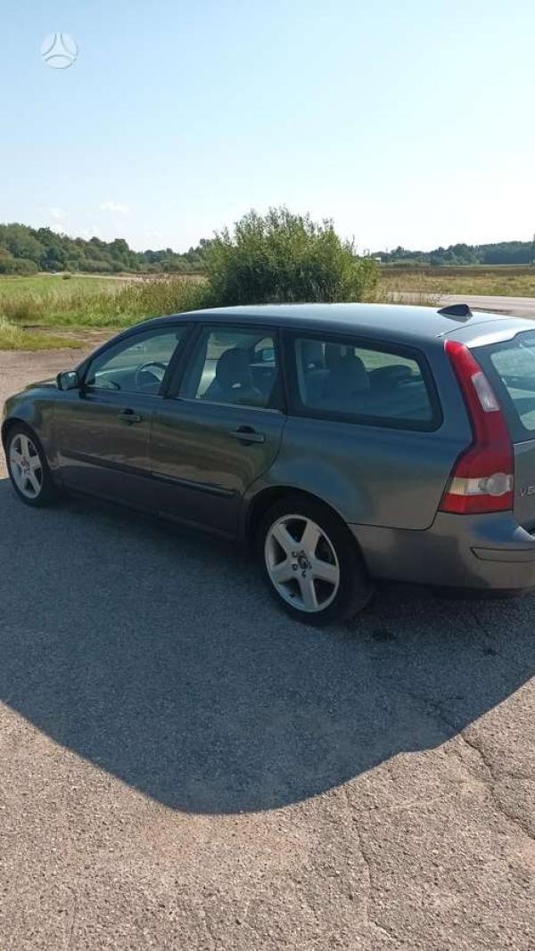 Volvo V50 2005 in Sirvintos on AUTOMOTO.COM.LV Grey Volvo V50 2005 in Sirvintos, with an engine capacity of 2.00 L and mileage of 440 thousand km for 1750 €, photo 6 on AUTOMOTO.COM.LV
