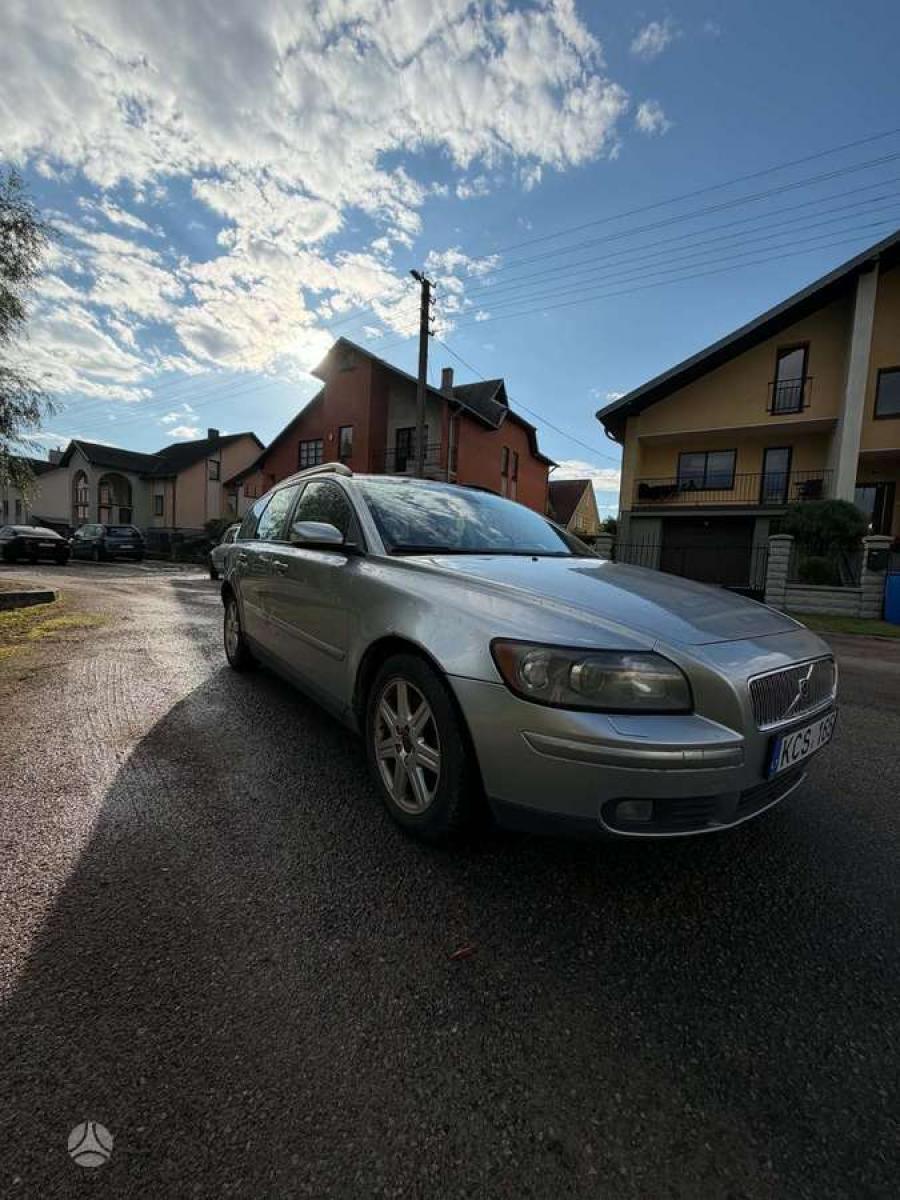 Grey Volvo V50 2005 in Panevezys, with an engine capacity of 2.44 L and mileage of 270 thousand km for 650 €, photo 1 on AUTOMOTO.COM.LV