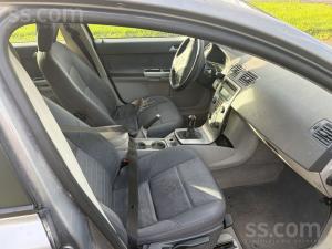 Pelēks Volvo V50 2005 Talsi, ar dzinēja tilpumu 2.00 L un nobraukumu 395 tūkst. km par 7950 €, foto 9 vietnē AUTOMOTO.COM.LV