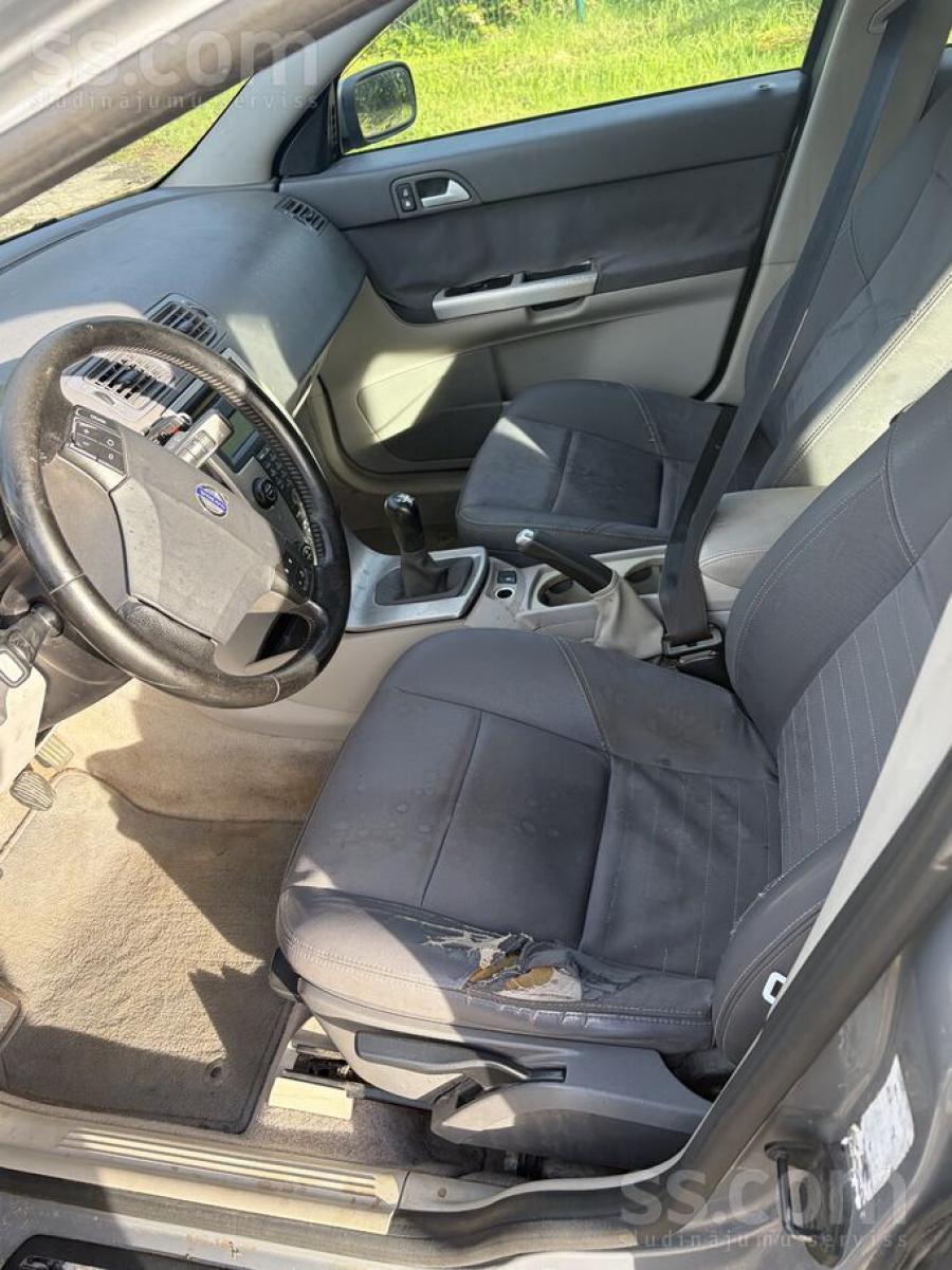 Pelēks Volvo V50 2005 Talsi, ar dzinēja tilpumu 2.00 L un nobraukumu 395 tūkst. km par 7950 €, foto 12 vietnē AUTOMOTO.COM.LV