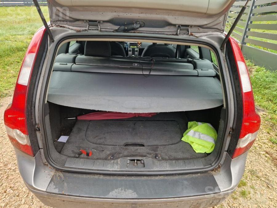 Pelēks Volvo V50 2005 Rīga, ar dzinēja tilpumu 2.40 L un nobraukumu 251 tūkst. km par 1250 €, foto 10 vietnē AUTOMOTO.COM.LV