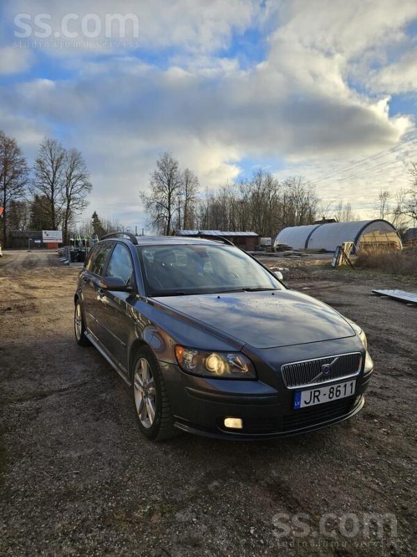 Grey Volvo V50 2006 in Gulbene, with an engine capacity of 2.40 L and mileage of 296 thousand km for 1950 €, photo 2 on AUTOMOTO.COM.LV