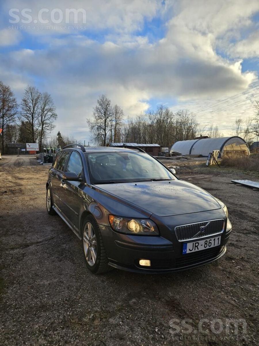 Grey Volvo V50 2006 in Gulbene, with an engine capacity of 2.40 L and mileage of 296 thousand km for 1950 €, photo 2 on AUTOMOTO.COM.LV