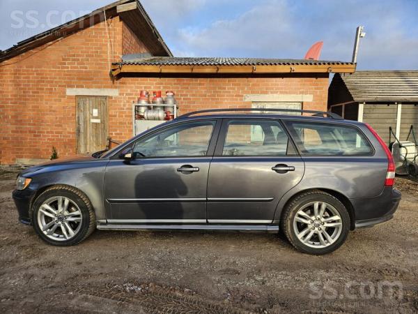 Grey Volvo V50 2006 in Gulbene, with an engine capacity of 2.40 L and mileage of 296 thousand km for 1950 €, photo 3 on AUTOMOTO.COM.LV